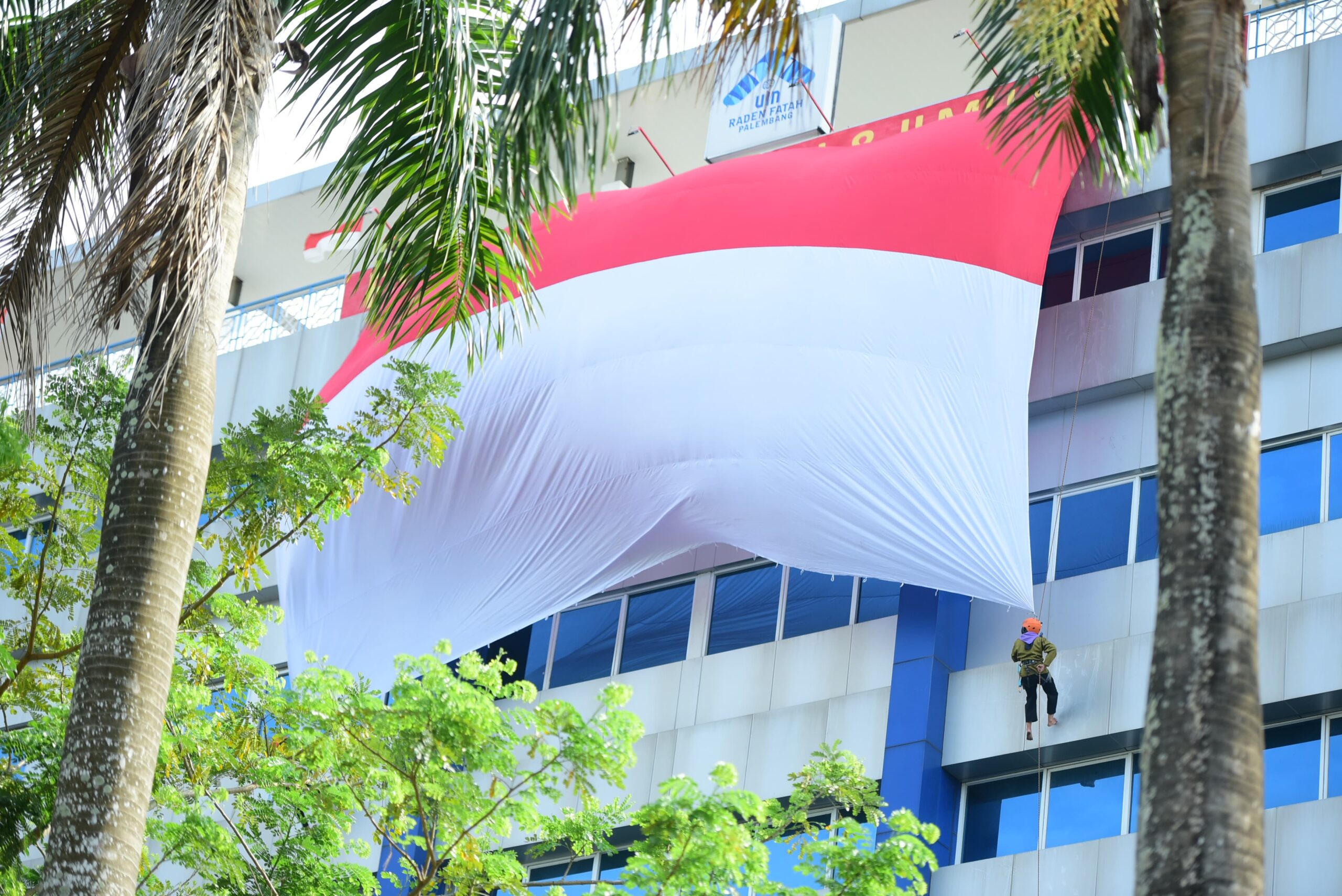 HUT RI ke 79, UIN Raden Fatah Kibarkan Bendera Merah Putih Raksasa ...